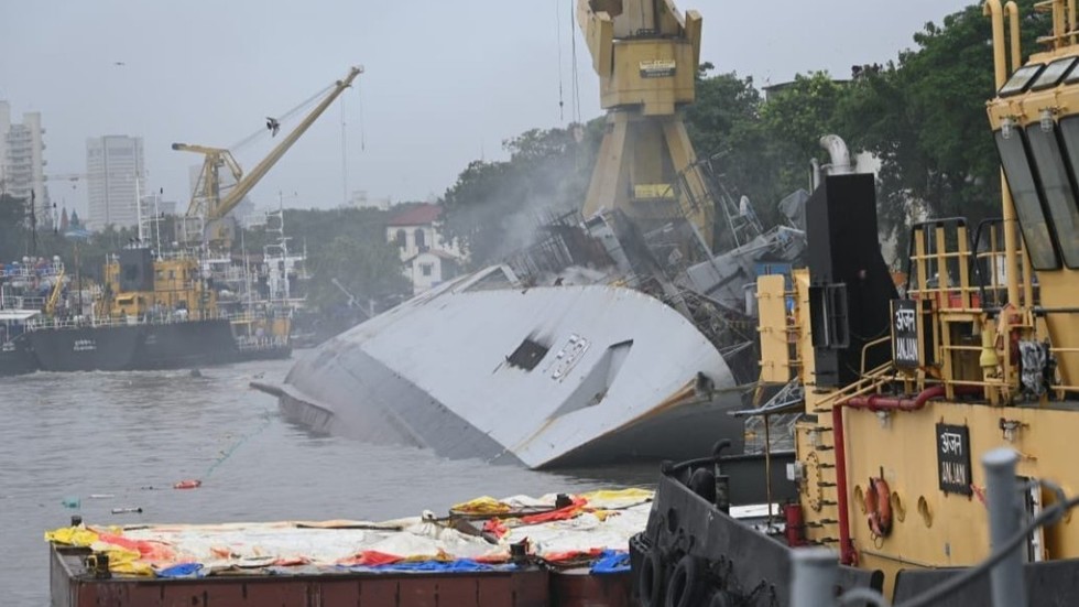 Kapal Perang India Rusak Akibat Kebakaran Di Galangan Kapal — RT India ... Kapal Perang India Rusak Akibat Kebakaran Di Galangan Kapal — RT India ...